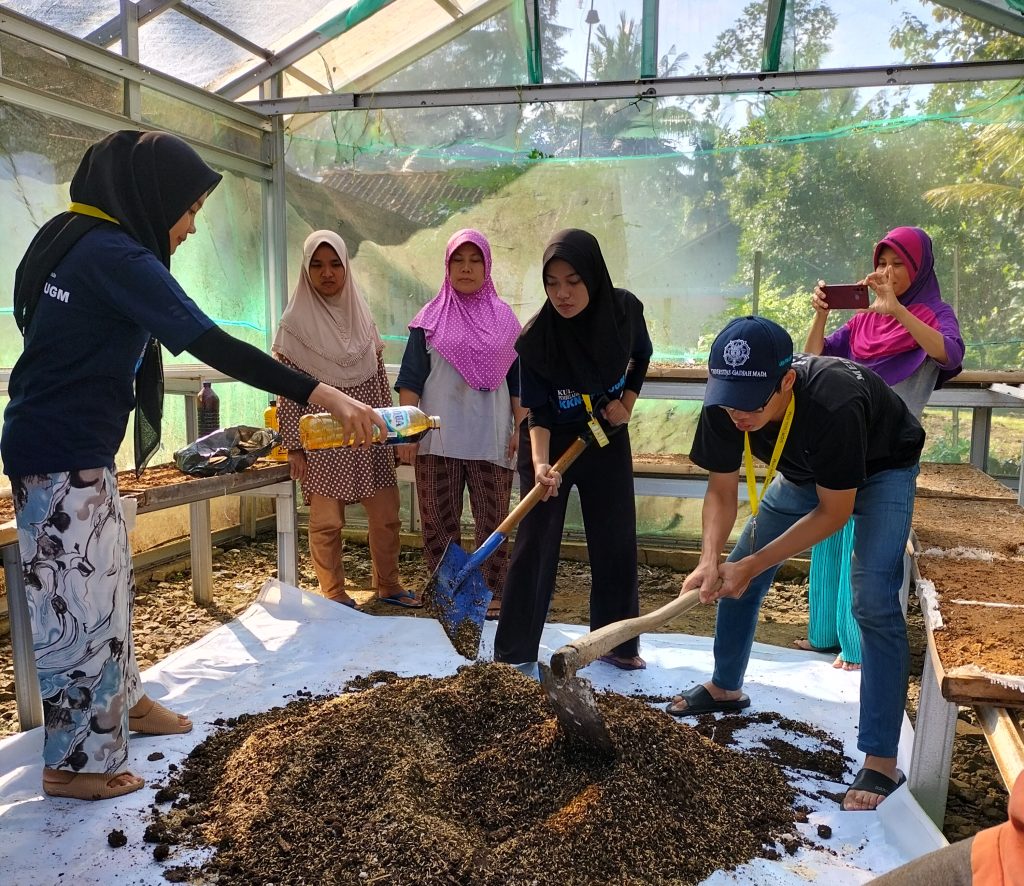 Inovasi Ramah Lingkungan: KKN-PPM UGM Mengembangkan Pupuk Kompos ...