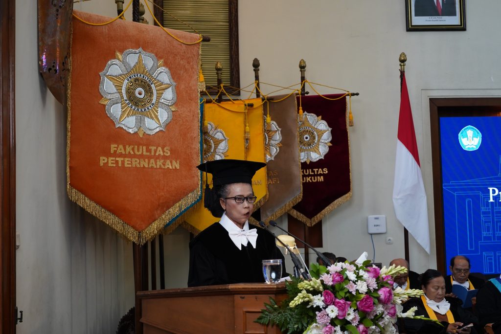 Dikukuhkan sebagai Guru Besar, Prof. Yuni Suranindyah Membahas ...
