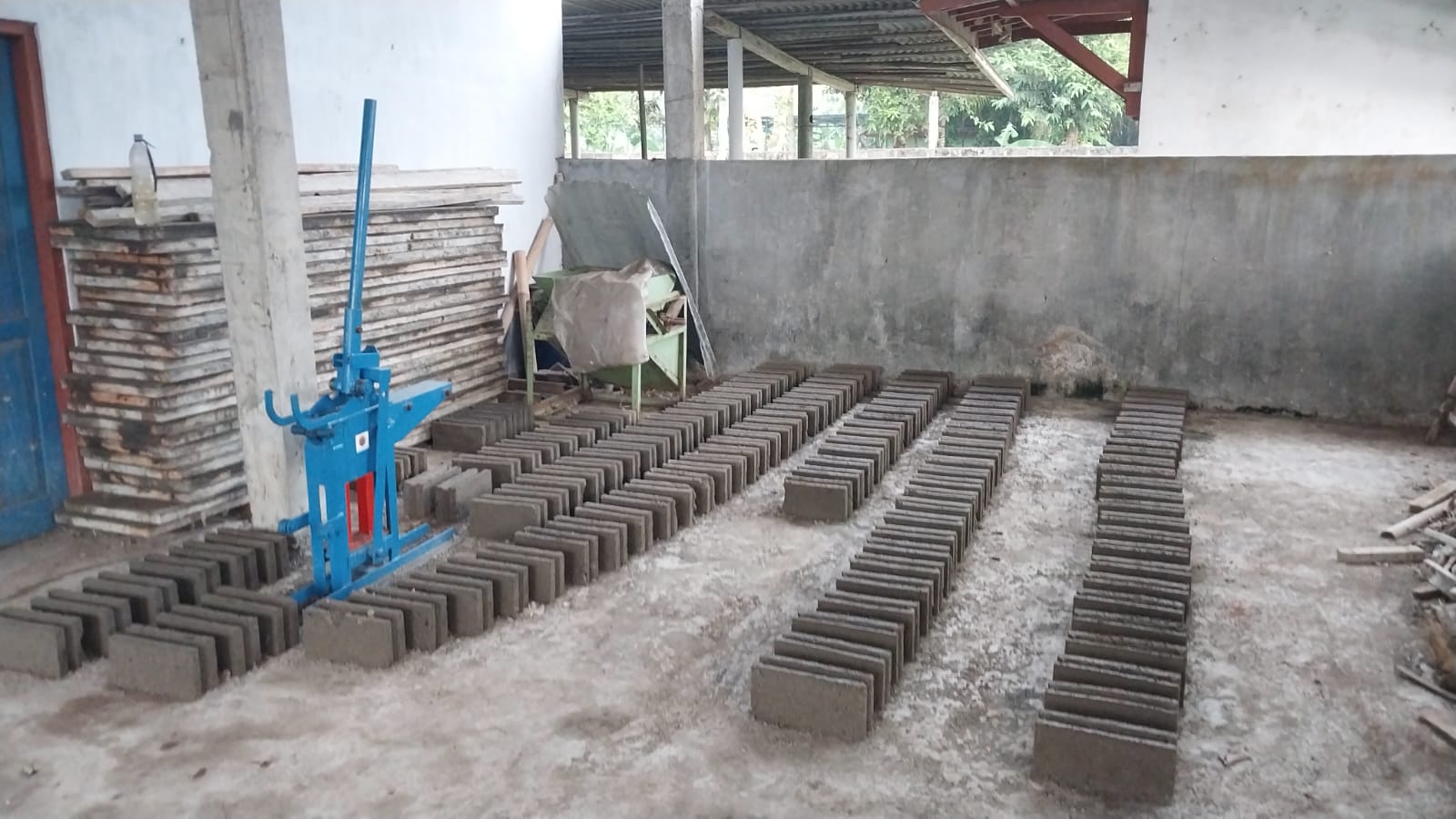 UGM Students Innovate Bricks from Cattle Manure – Fakultas Peternakan UGM