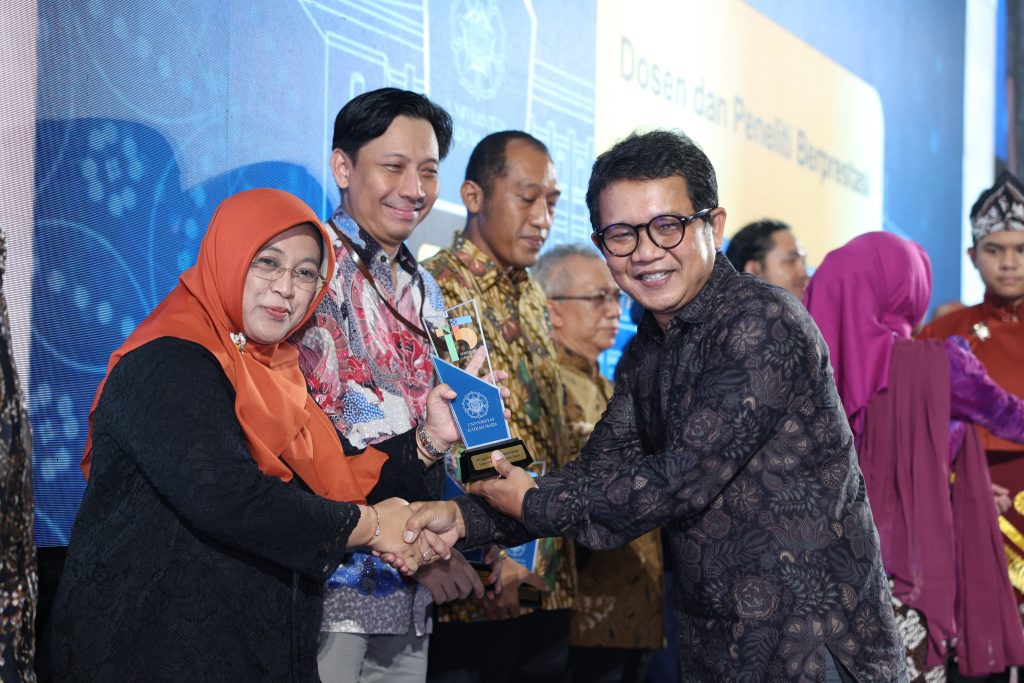 Tiga Dosen Fapet Raih Penghargaan Insan UGM Berprestasi 2024 – Fakultas Peternakan UGM