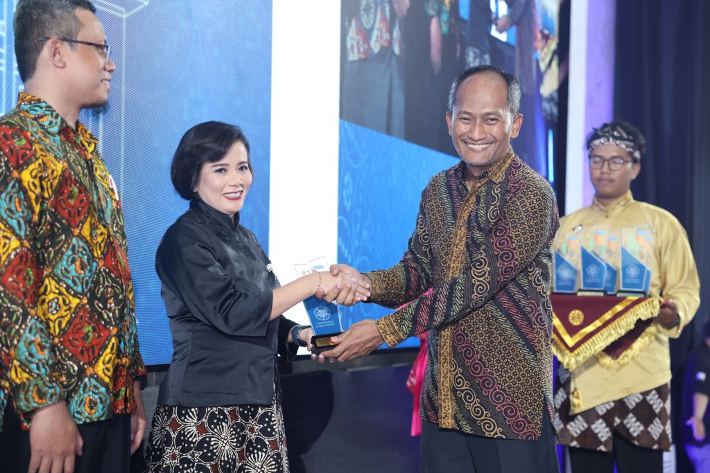 Tiga Dosen Fapet Raih Penghargaan Insan UGM Berprestasi 2024 – Fakultas Peternakan UGM